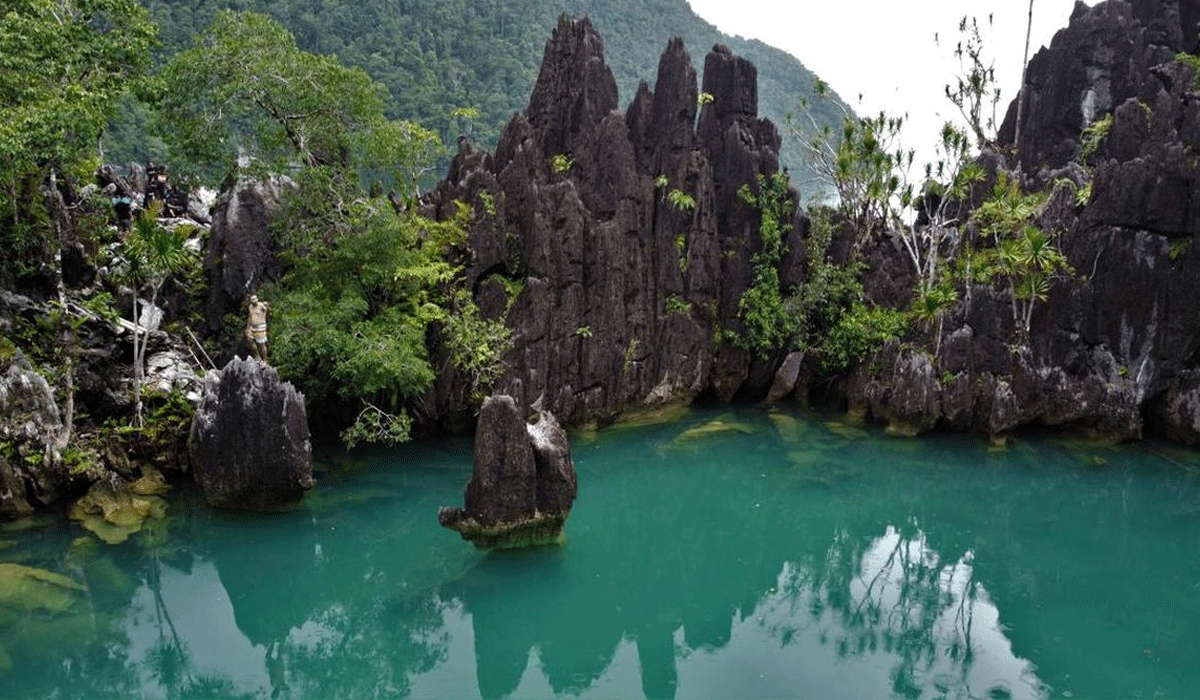 Menjelajah Pesona Biru Mempesona di Blue Lagoon Labengki